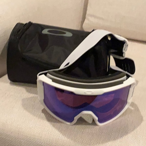 Oakley | Accessories | Oakley White Snowski Goggles Mint Condition ...